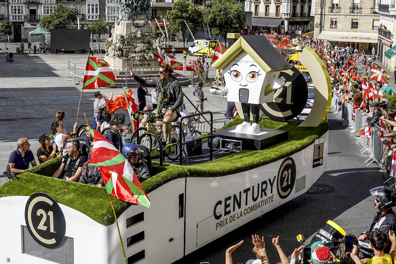 La caravana publicitaria del Tour llena de colorido Álava | El Correo